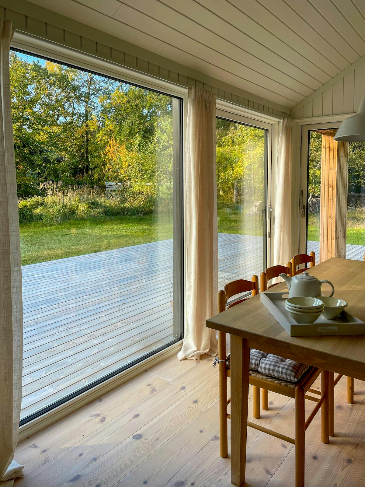 Moderna e idílica casa de verano con vistas al bosque