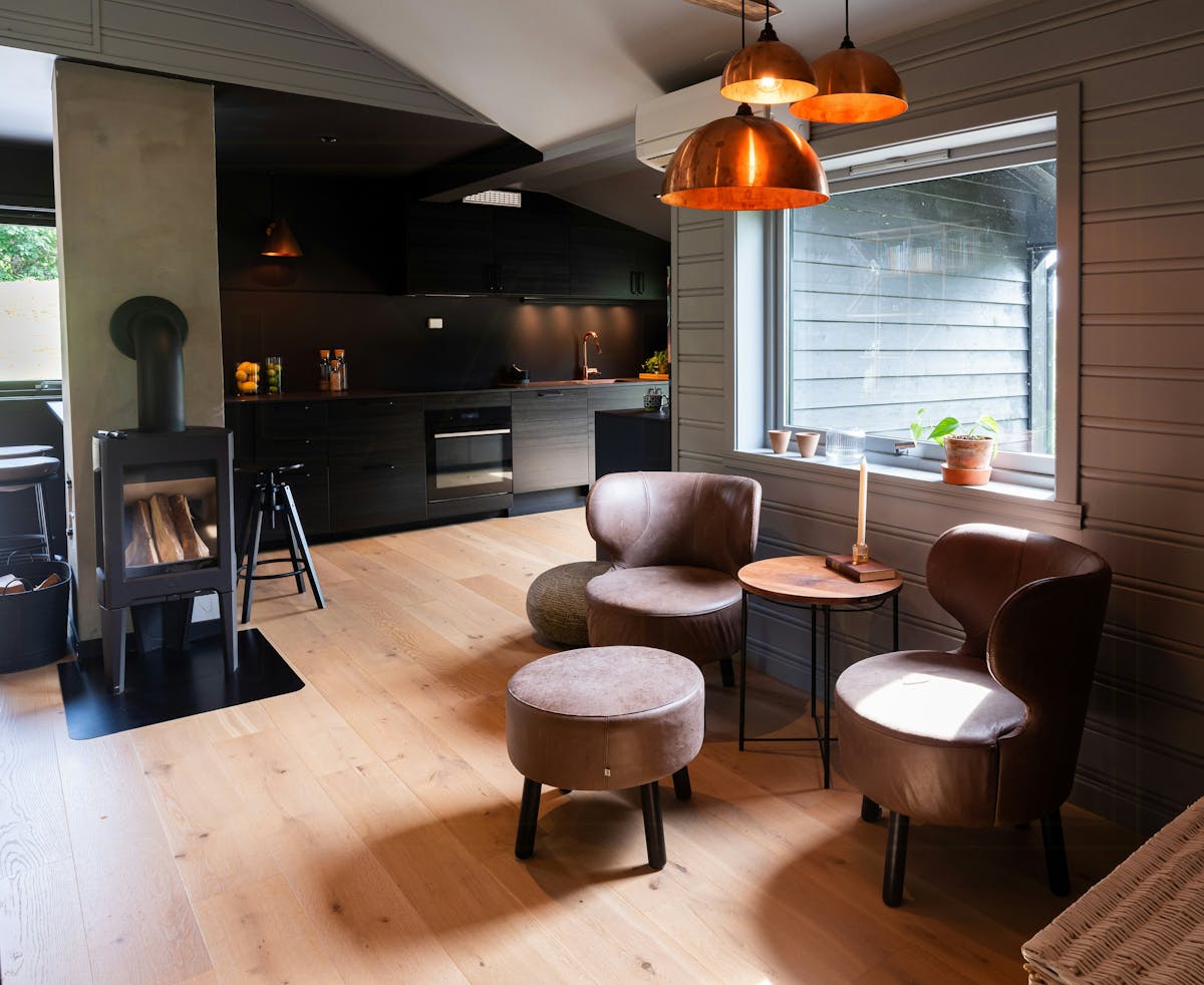 Modern and rustic cabin with fjord view in Samnanger