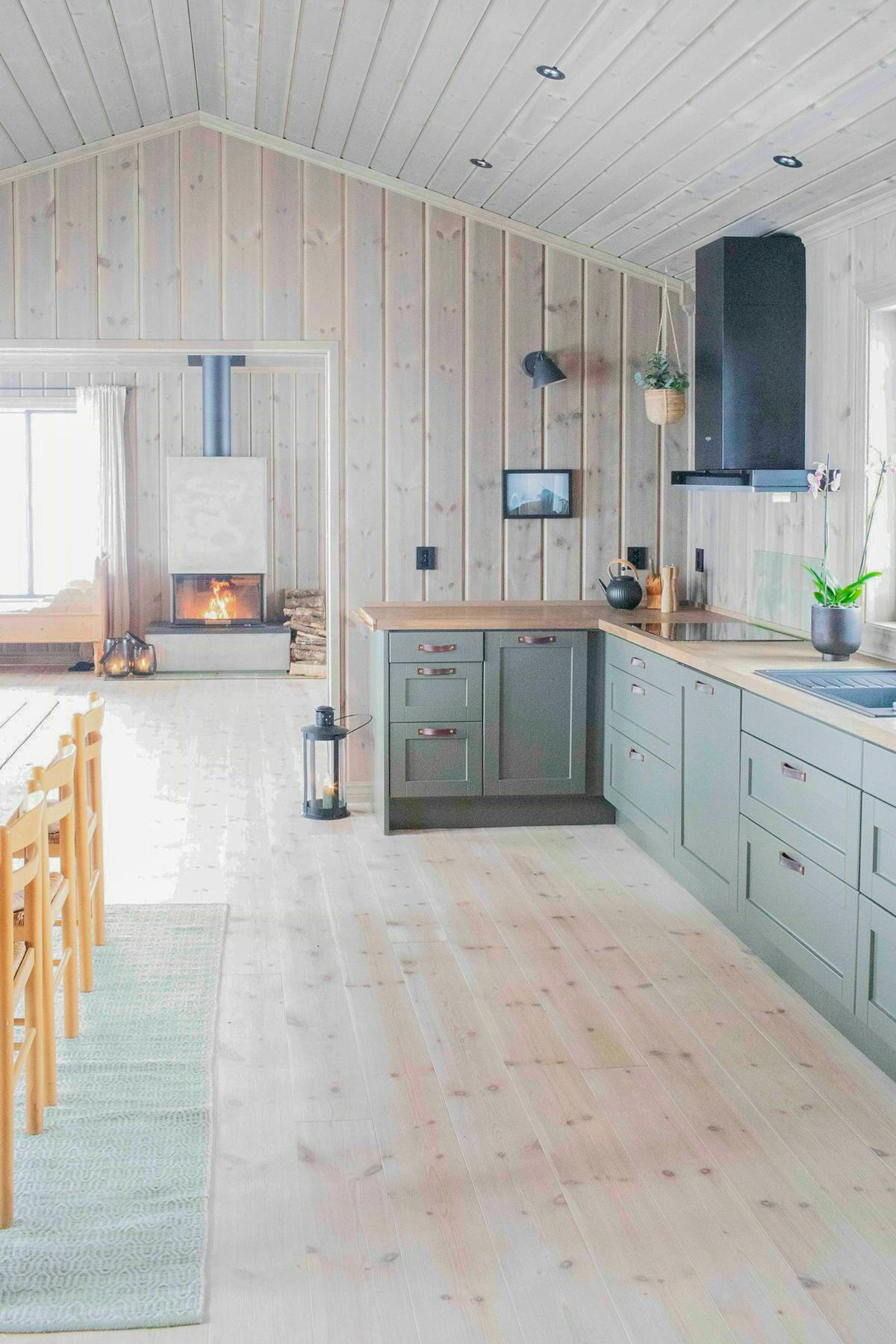 Stilfuld hytte i smukt bjerglandskab