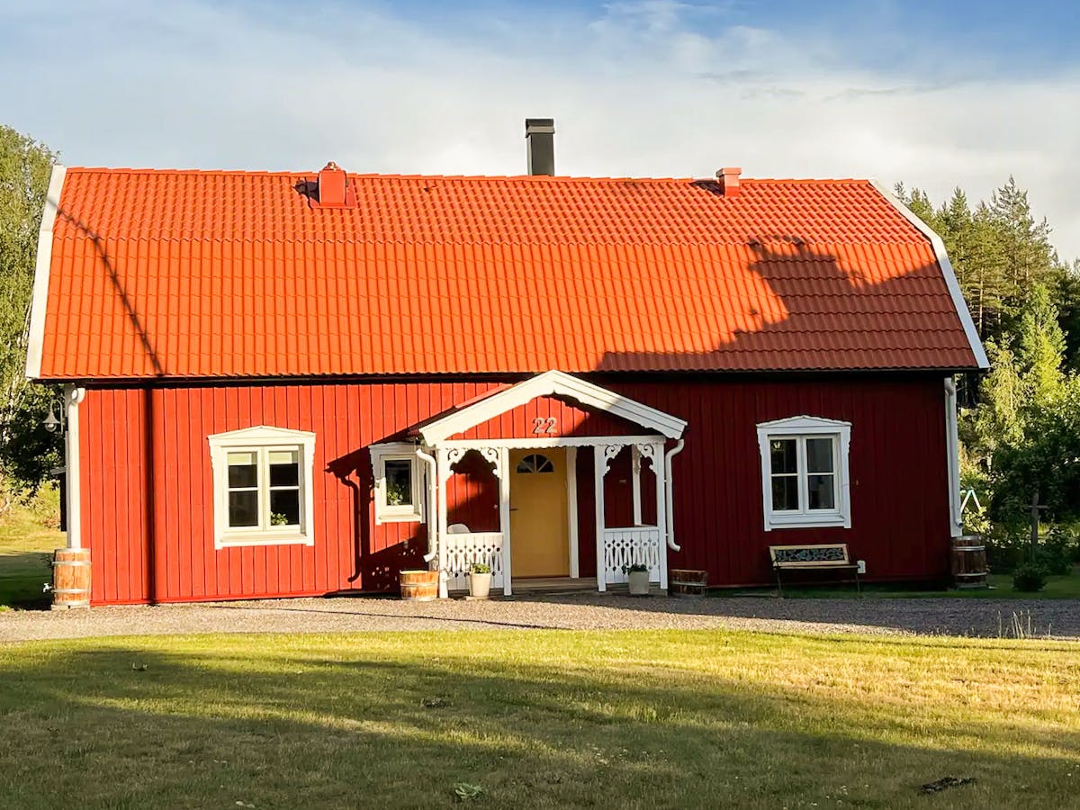 Historisk bestemorhytte på landet på Rangsta Gård
