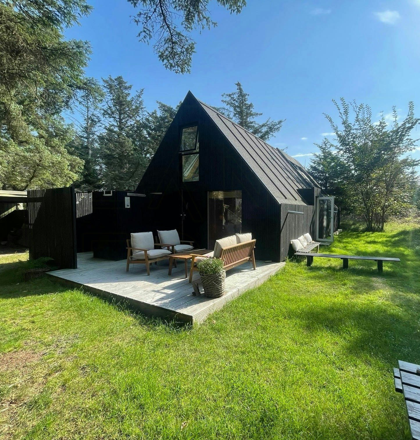 Acogedora casita de madera de dos plantas en terreno natural