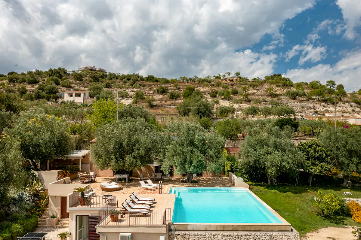 Infinity pool villa amongst citrus groves in Noto