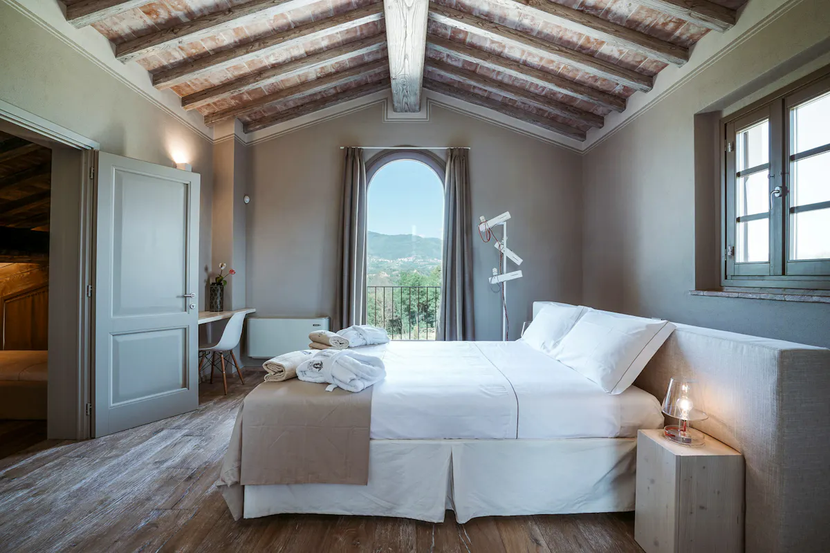 Villa fra 1400-tallet med infinity-pool og udsigt