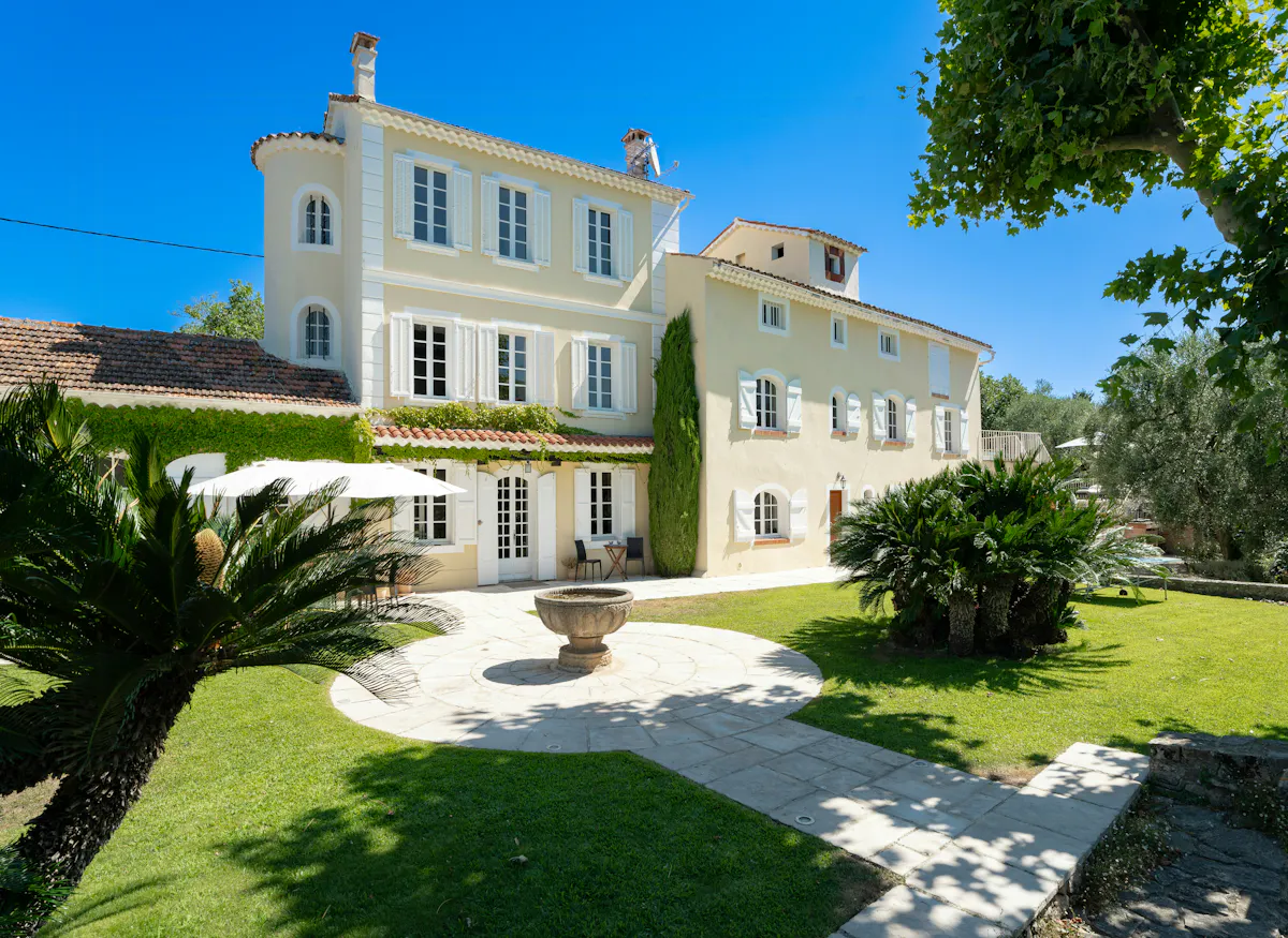 Villa fra 1700-tallet med tennisbane og svømmebasseng i Grasse