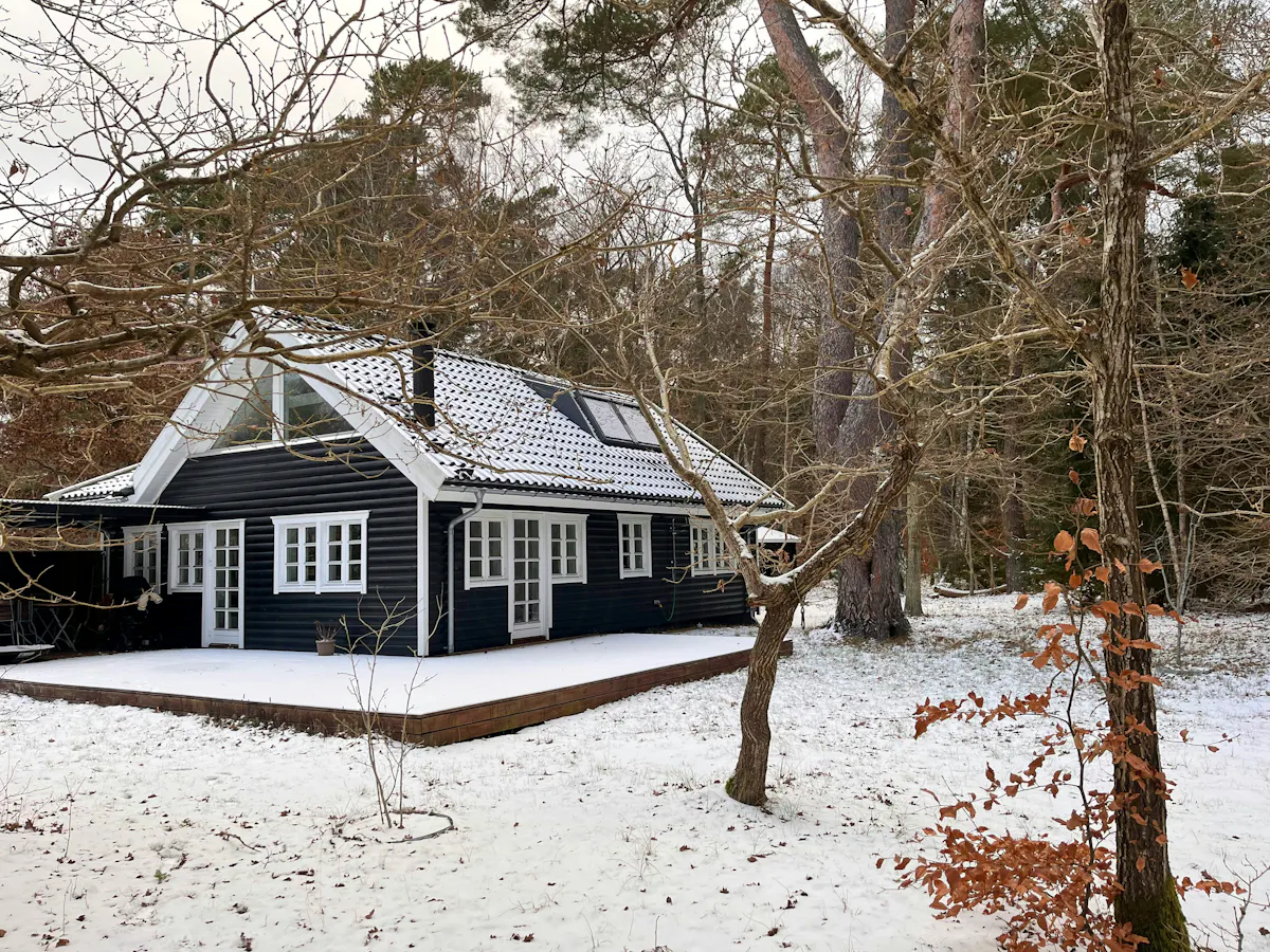 Arkitekttegnet trehus i skogen nær Tisvilde