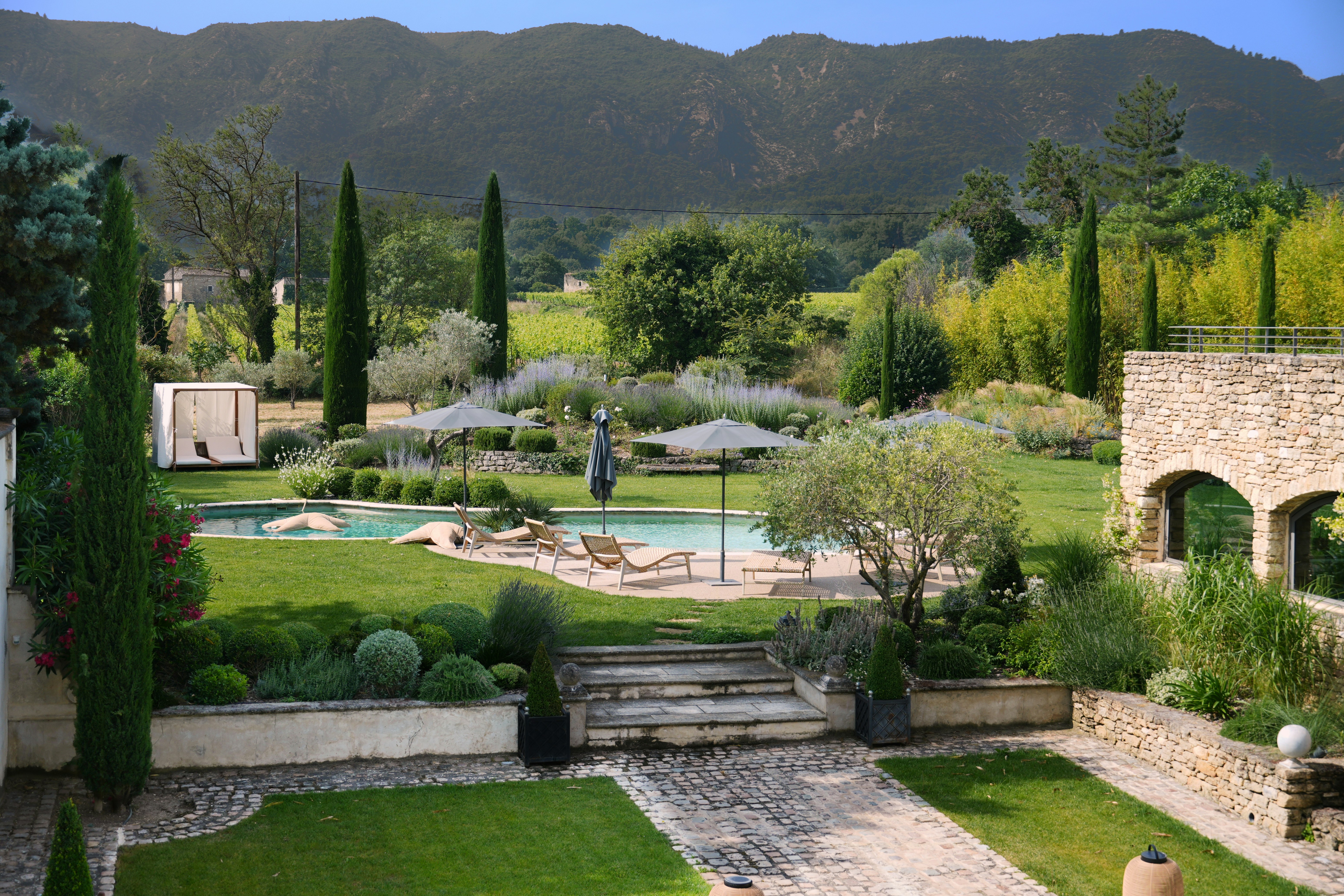 1800-talsgård med pool mot Luberon