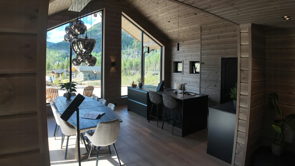 Ny norsk hytte med utsikt over innsjøen og fjellene